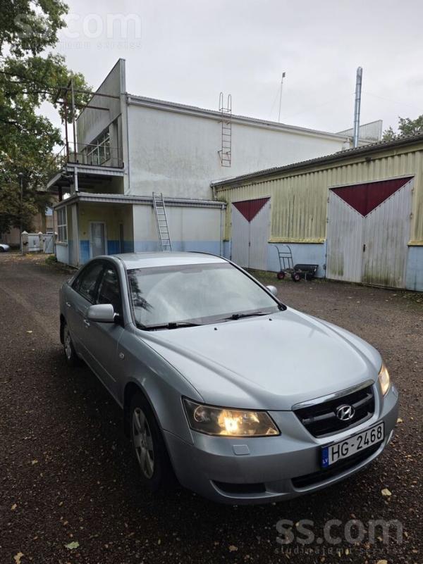 Grey Hyundai Sonata 2008 in Riga, with an engine capacity of 2.40 L and mileage of 211 thousand km for 1700 €, photo 1 on AUTOMOTO.COM.LV