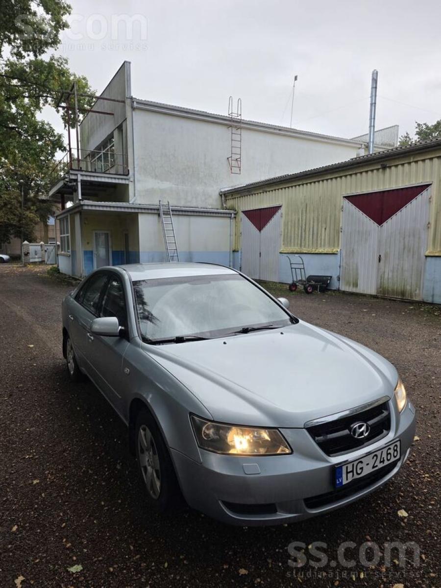 Grey Hyundai Sonata 2008 in Riga, with an engine capacity of 2.40 L and mileage of 211 thousand km for 1700 €, photo 1 on AUTOMOTO.COM.LV