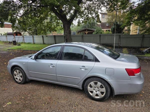 Grey Hyundai Sonata 2008 in Riga, with an engine capacity of 2.40 L and mileage of 211 thousand km for 1700 €, photo 3 on AUTOMOTO.COM.LV