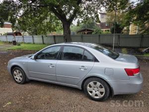 Grey Hyundai Sonata 2008 in Riga, with an engine capacity of 2.40 L and mileage of 211 thousand km for 1700 €, photo 3 on AUTOMOTO.COM.LV