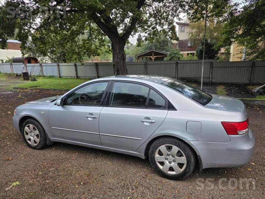 Grey Hyundai Sonata 2008 in Riga, with an engine capacity of 2.40 L and mileage of 211 thousand km for 1700 €, photo 3 on AUTOMOTO.COM.LV
