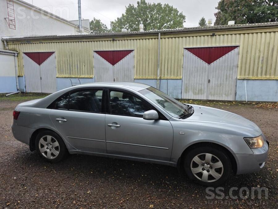 Grey Hyundai Sonata 2008 in Riga, with an engine capacity of 2.40 L and mileage of 211 thousand km for 1700 €, photo 4 on AUTOMOTO.COM.LV