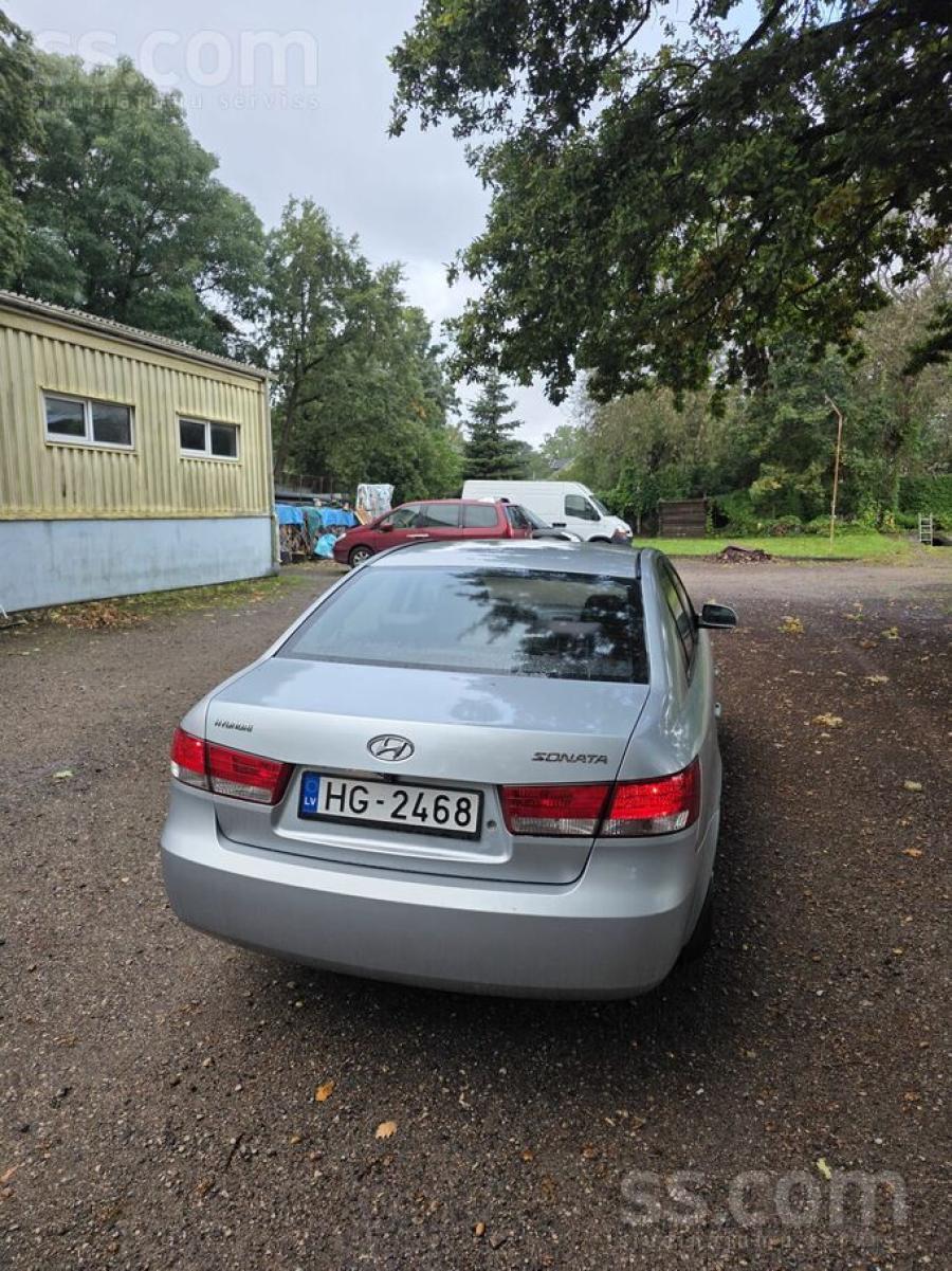 Grey Hyundai Sonata 2008 in Riga, with an engine capacity of 2.40 L and mileage of 211 thousand km for 1700 €, photo 5 on AUTOMOTO.COM.LV