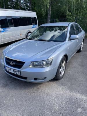 Grey Hyundai Sonata 2010 in Vilnius, with an engine capacity of 1.99 L and mileage of 253 thousand km for 1900 €, photo  on AUTOMOTO.COM.LV