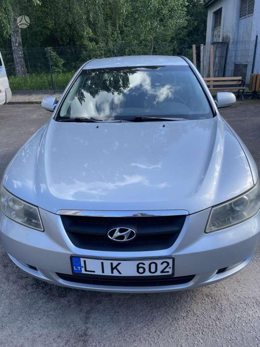 Grey Hyundai Sonata 2010 in Vilnius, with an engine capacity of 1.99 L and mileage of 253 thousand km for 1900 €, photo 3 on AUTOMOTO.COM.LV