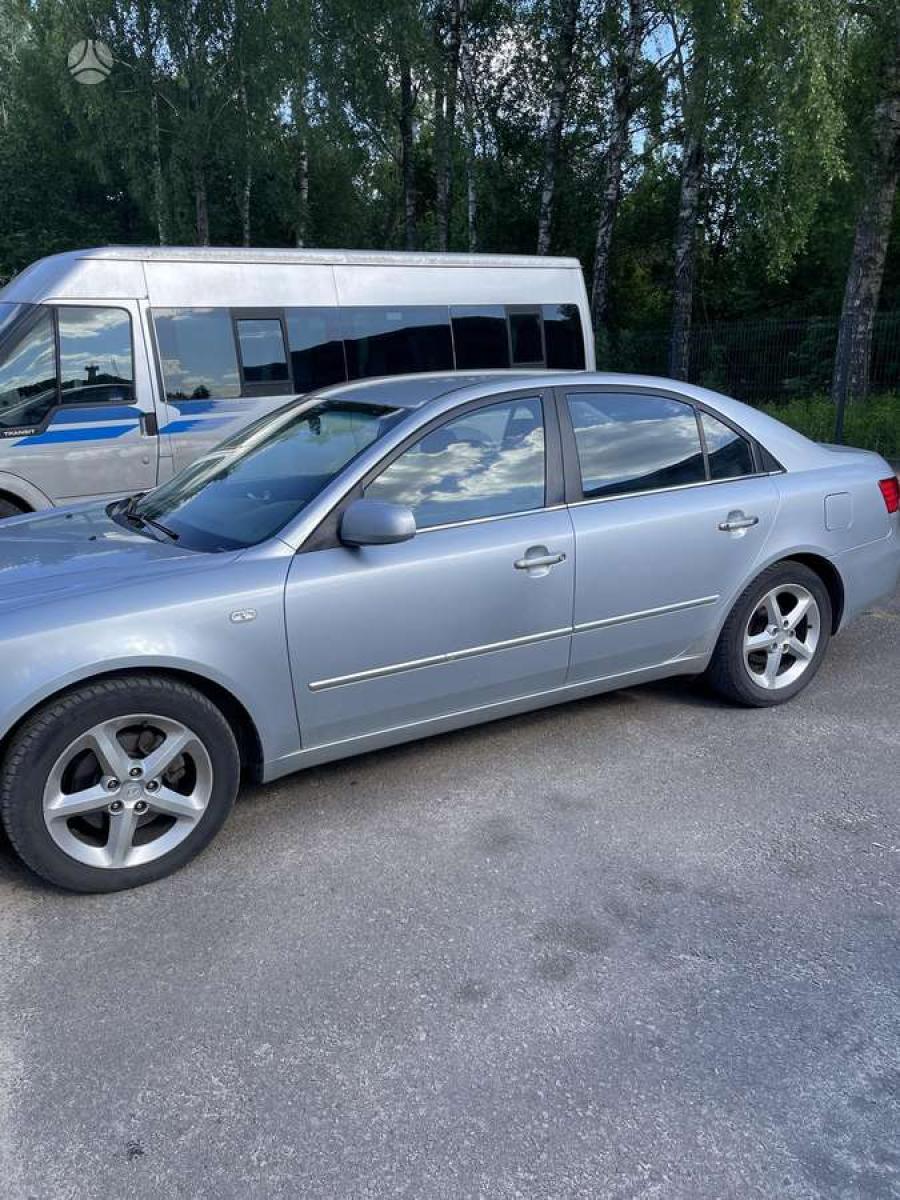 Grey Hyundai Sonata 2010 in Vilnius, with an engine capacity of 1.99 L and mileage of 253 thousand km for 1900 €, photo 4 on AUTOMOTO.COM.LV