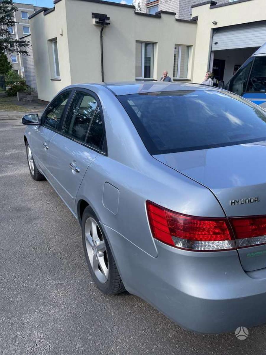 Grey Hyundai Sonata 2010 in Vilnius, with an engine capacity of 1.99 L and mileage of 253 thousand km for 1900 €, photo 6 on AUTOMOTO.COM.LV