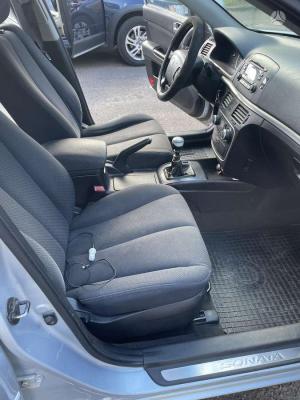 Grey Hyundai Sonata 2010 in Vilnius, with an engine capacity of 1.99 L and mileage of 253 thousand km for 1900 €, photo 21 on AUTOMOTO.COM.LV