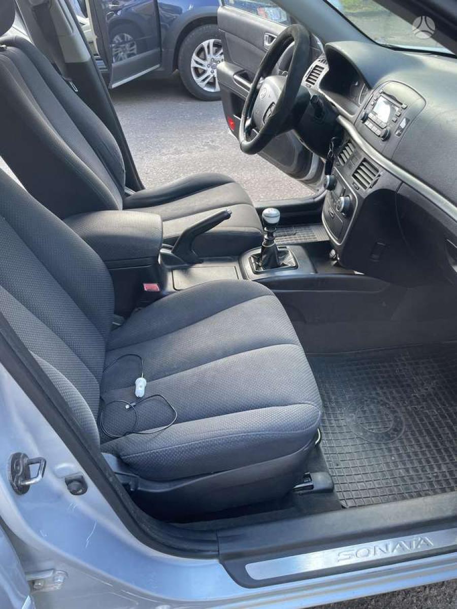 Grey Hyundai Sonata 2010 in Vilnius, with an engine capacity of 1.99 L and mileage of 253 thousand km for 1900 €, photo 21 on AUTOMOTO.COM.LV