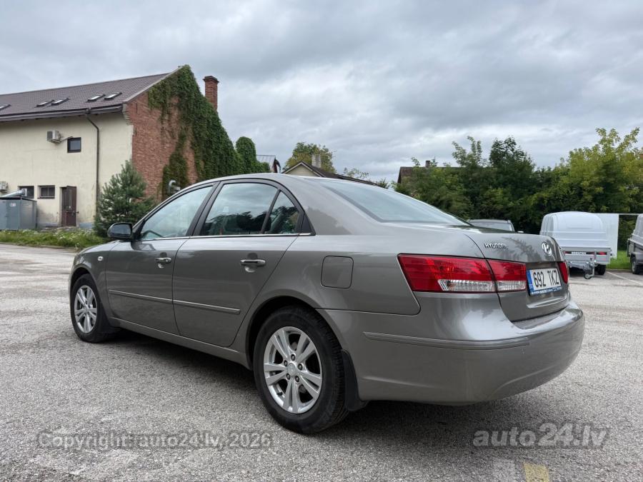Pelēks Hyundai Sonata 2011 Tartu, ar dzinēja tilpumu 2.00 L un nobraukumu 180 tūkst. km par 3400 €, foto 5 vietnē AUTOMOTO.COM.LV