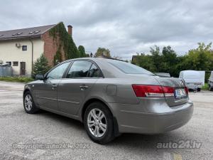 Grey Hyundai Sonata 2011 in Tartu, with an engine capacity of 2.00 L and mileage of 180 thousand km for 3400 €, photo 5 on AUTOMOTO.COM.LV