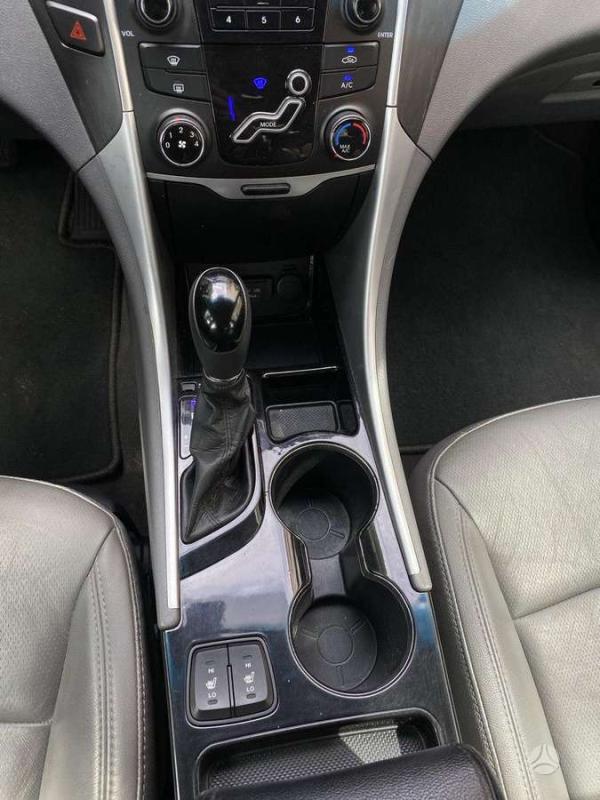Grey Hyundai Sonata 2013 in Klaipeda, with an engine capacity of 2.36 L and mileage of 176 thousand km for 5999 €, photo 11 on AUTOMOTO.COM.LV