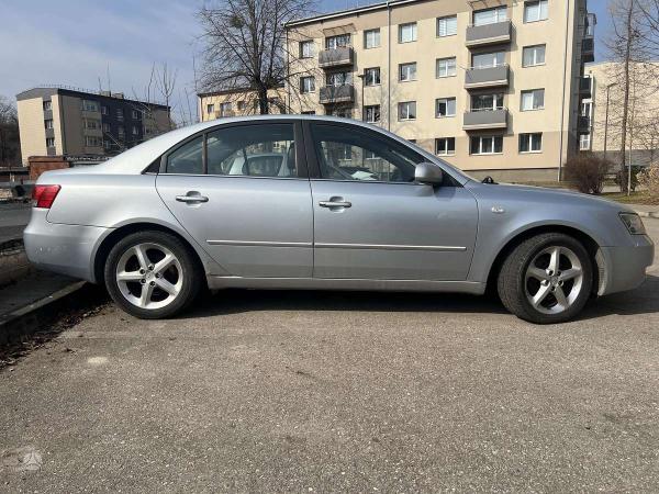 Grey Hyundai Sonata 2013 in Kaunas, with an engine capacity of 1.99 L and mileage of 190 thousand km for 1400 €, photo 1 on AUTOMOTO.COM.LV