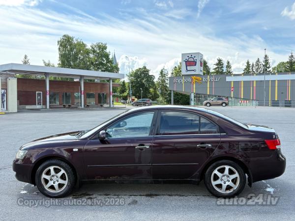 Red Hyundai Sonata 2006 in Rapla, with an engine capacity of 2.40 L and mileage of 286 thousand km for 700 €, photo 2 on AUTOMOTO.COM.LV