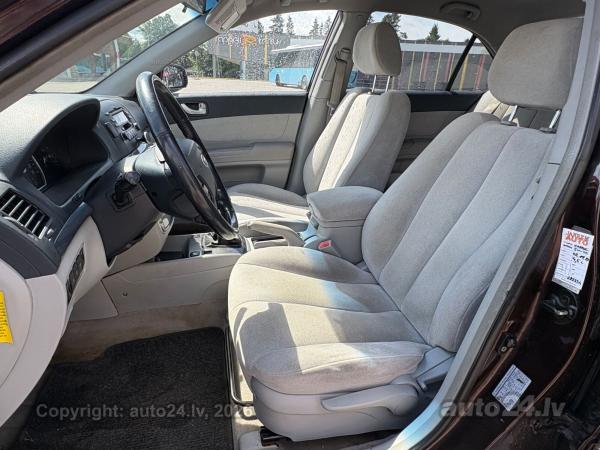 Red Hyundai Sonata 2006 in Rapla, with an engine capacity of 2.40 L and mileage of 286 thousand km for 700 €, photo 10 on AUTOMOTO.COM.LV