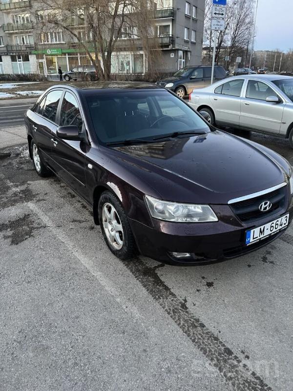Red Hyundai Sonata 2008 in Daugavpils, with an engine capacity of 2.00 L and mileage of 188 thousand km for 1600 €, photo 1 on AUTOMOTO.COM.LV