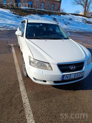 Balts Hyundai Sonata 2008 Cēsis, ar dzinēja tilpumu 2.00 L un nobraukumu 257 tūkst. km par 1700 €, foto  vietnē AUTOMOTO.COM.LV