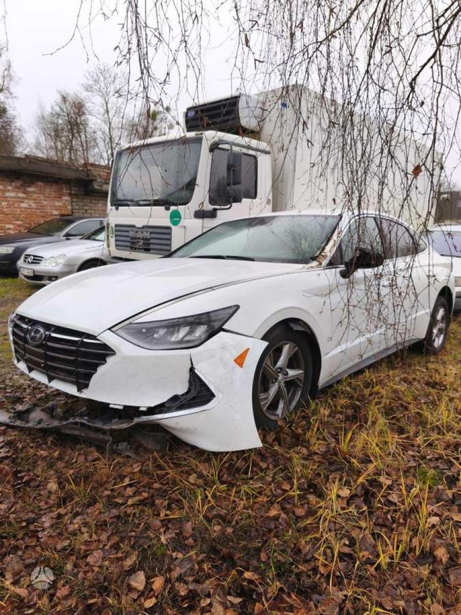 White Hyundai Sonata 2021 in Kaunas, with an engine capacity of 2.50 L and mileage of 166 thousand km for 4999 €, photo 1 on AUTOMOTO.COM.LV