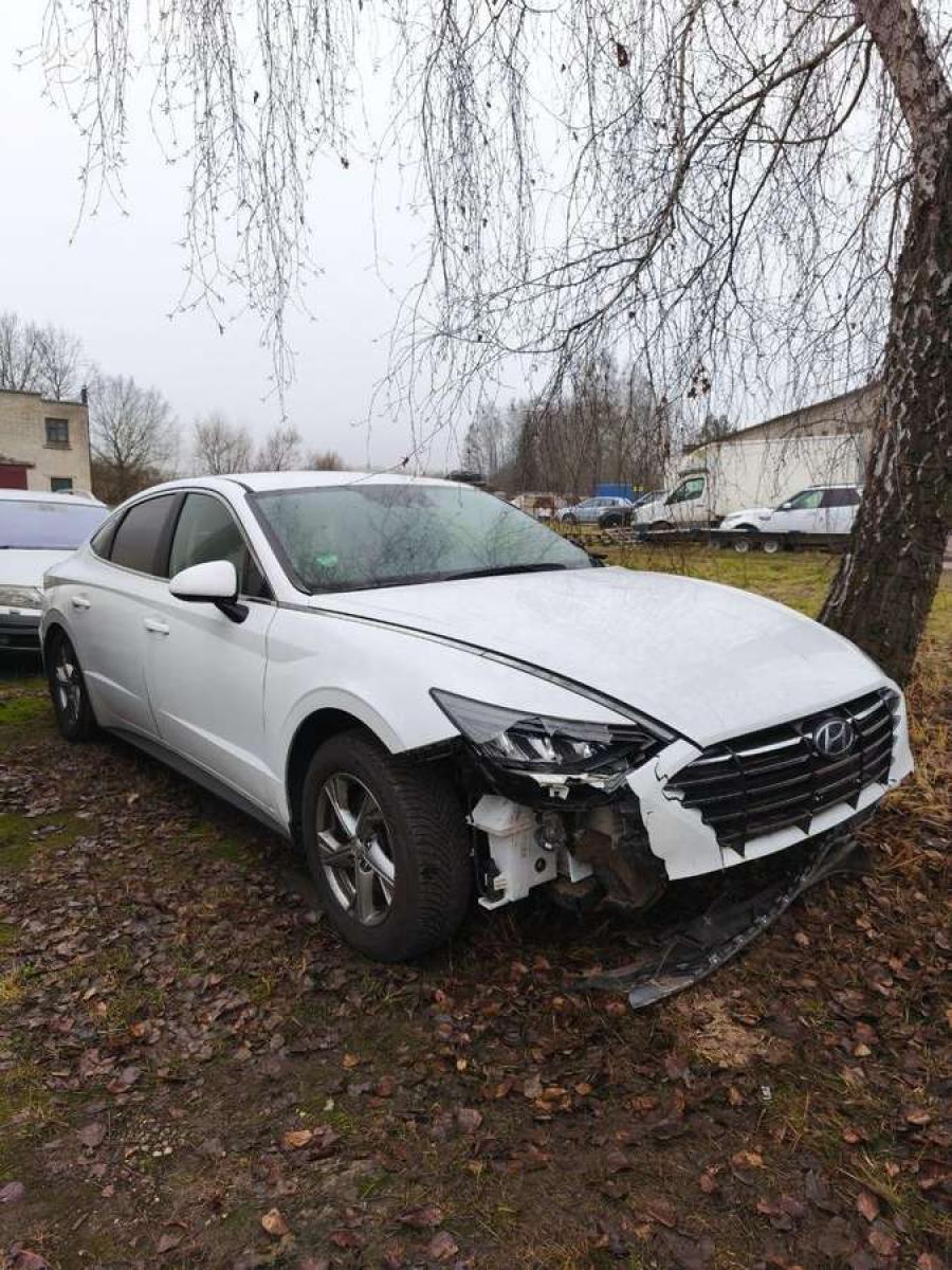 White Hyundai Sonata 2021 in Kaunas, with an engine capacity of 2.50 L and mileage of 166 thousand km for 4999 €, photo 2 on AUTOMOTO.COM.LV