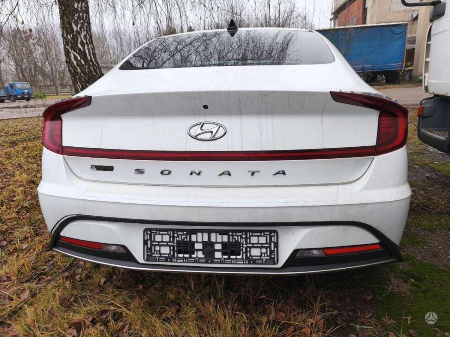 White Hyundai Sonata 2021 in Kaunas, with an engine capacity of 2.50 L and mileage of 166 thousand km for 4999 €, photo 4 on AUTOMOTO.COM.LV