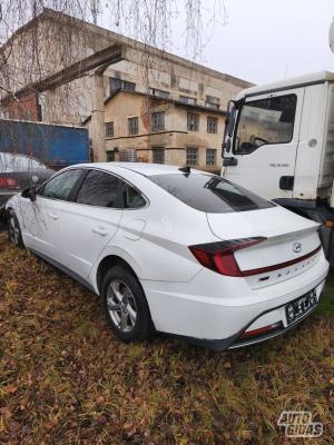 White Hyundai Sonata 2021 in Kaunas, with an engine capacity of 2.50 L and mileage of 141 thousand km for 4700 €, photo 4 on AUTOMOTO.COM.LV