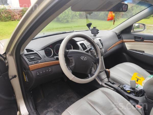 Yellow Hyundai Sonata 2008 in Riga, with an engine capacity of 2.00 L and mileage of 263 thousand km for 2000 €, photo 5 on AUTOMOTO.COM.LV