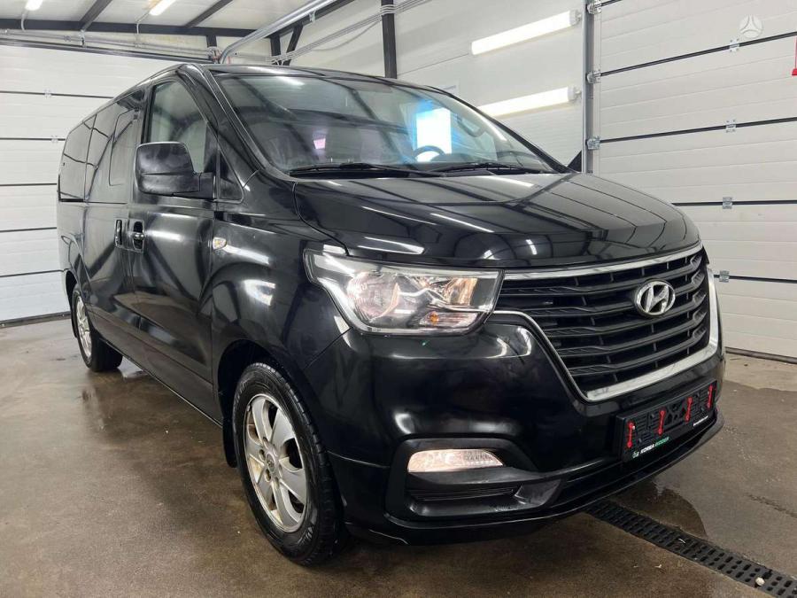 Melns Hyundai Starex 2020 Viļņa, ar dzinēja tilpumu 2.50 L un nobraukumu 180 tūkst. km par 16698 €, foto 3 vietnē AUTOMOTO.COM.LV