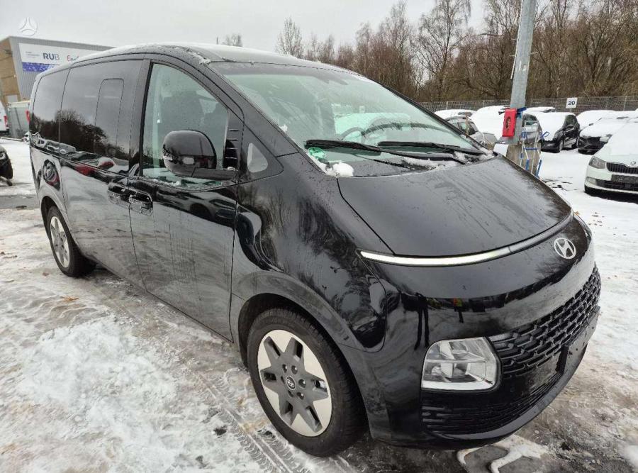 Melns Hyundai Staria 2025 Klaipėda, ar dzinēja tilpumu 1.60 L un nobraukumu 2 tūkst. km par 17200 €, foto 1 vietnē AUTOMOTO.COM.LV