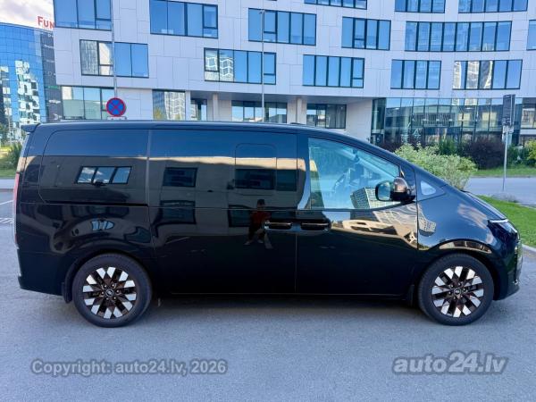 Black Hyundai Staria 2021 in Tallinn, with an engine capacity of 2.20 L and mileage of 57 thousand km for 36990 €, photo 5 on AUTOMOTO.COM.LV