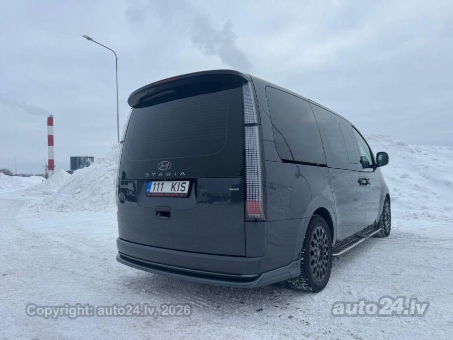 Pelēks Hyundai Staria 2023 Tallina, ar dzinēja tilpumu 2.20 L un nobraukumu 41 tūkst. km par 43800 €, foto 2 vietnē AUTOMOTO.COM.LV