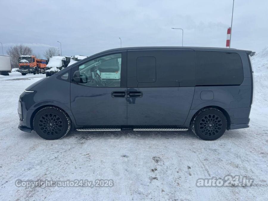 Pelēks Hyundai Staria 2023 Tallina, ar dzinēja tilpumu 2.20 L un nobraukumu 41 tūkst. km par 43800 €, foto 4 vietnē AUTOMOTO.COM.LV