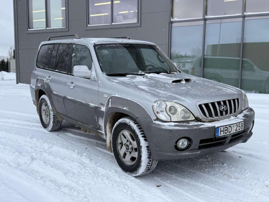 Black Hyundai Terracan 2004 in Vilnius, with an engine capacity of 2.90 L and mileage of 388 thousand km for 2950 €, photo 1 on AUTOMOTO.COM.LV