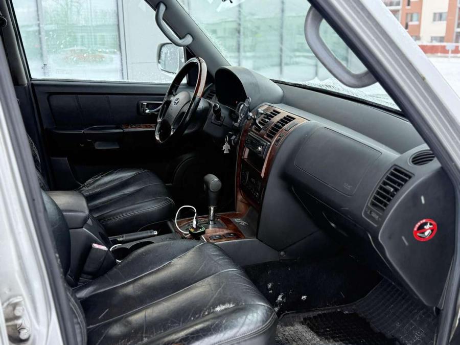 Black Hyundai Terracan 2004 in Vilnius, with an engine capacity of 2.90 L and mileage of 388 thousand km for 2950 €, photo 7 on AUTOMOTO.COM.LV