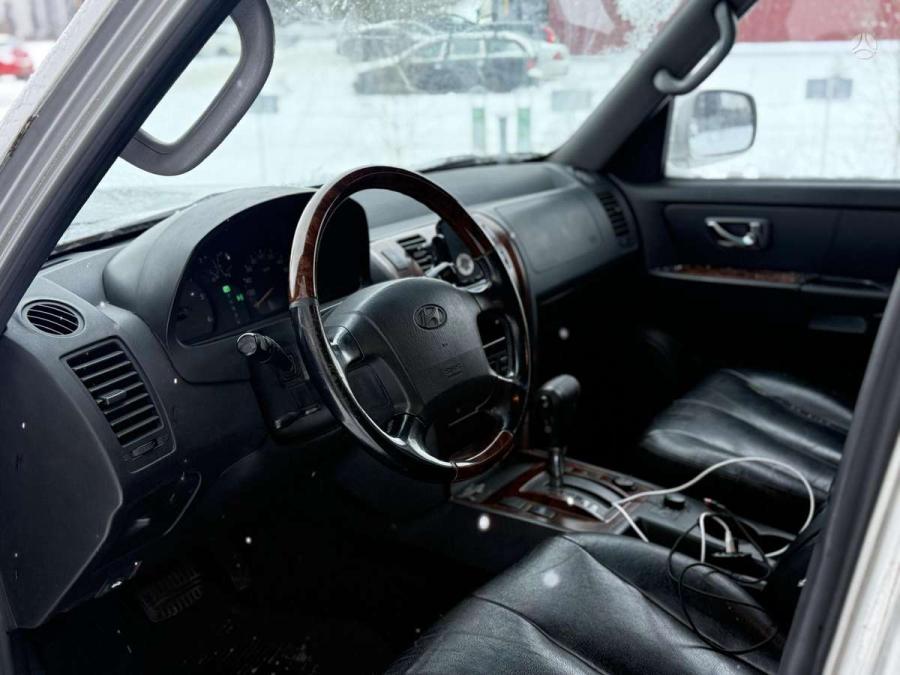 Black Hyundai Terracan 2004 in Vilnius, with an engine capacity of 2.90 L and mileage of 388 thousand km for 2950 €, photo 9 on AUTOMOTO.COM.LV
