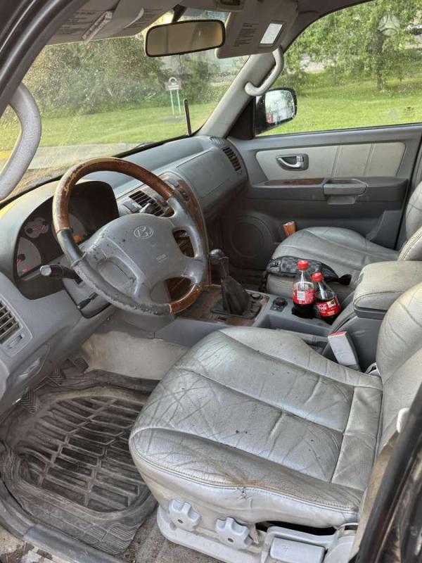 Black Hyundai Terracan 2004 in Salcininkai, with an engine capacity of 2.90 L and mileage of 300 thousand km for 1400 €, photo 7 on AUTOMOTO.COM.LV