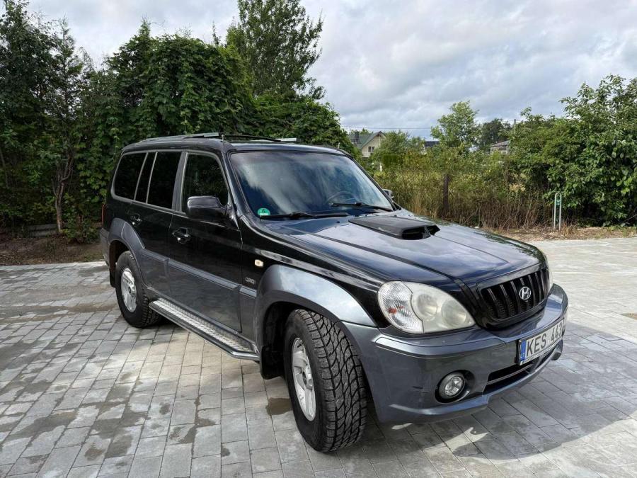 Black Hyundai Terracan 2004 in Vilnius, with an engine capacity of 2.90 L and mileage of 293 thousand km for 2690 €, photo 1 on AUTOMOTO.COM.LV