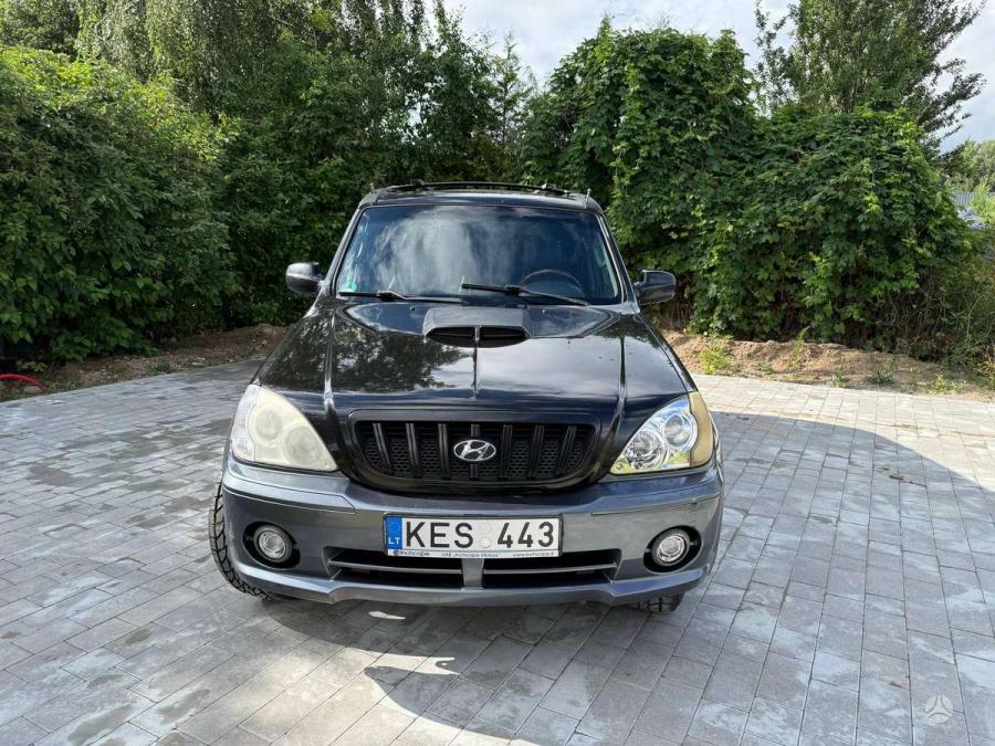 Black Hyundai Terracan 2004 in Vilnius, with an engine capacity of 2.90 L and mileage of 293 thousand km for 2690 €, photo 4 on AUTOMOTO.COM.LV