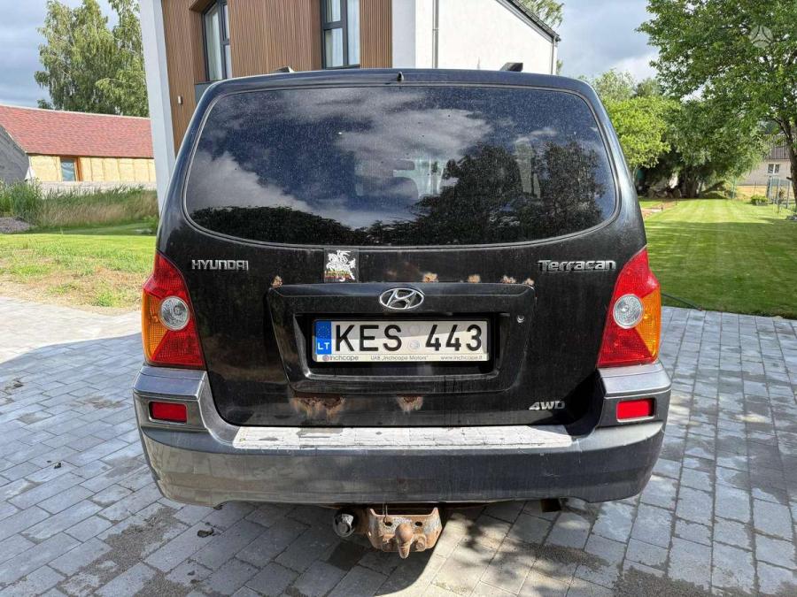 Black Hyundai Terracan 2004 in Vilnius, with an engine capacity of 2.90 L and mileage of 293 thousand km for 2690 €, photo 7 on AUTOMOTO.COM.LV