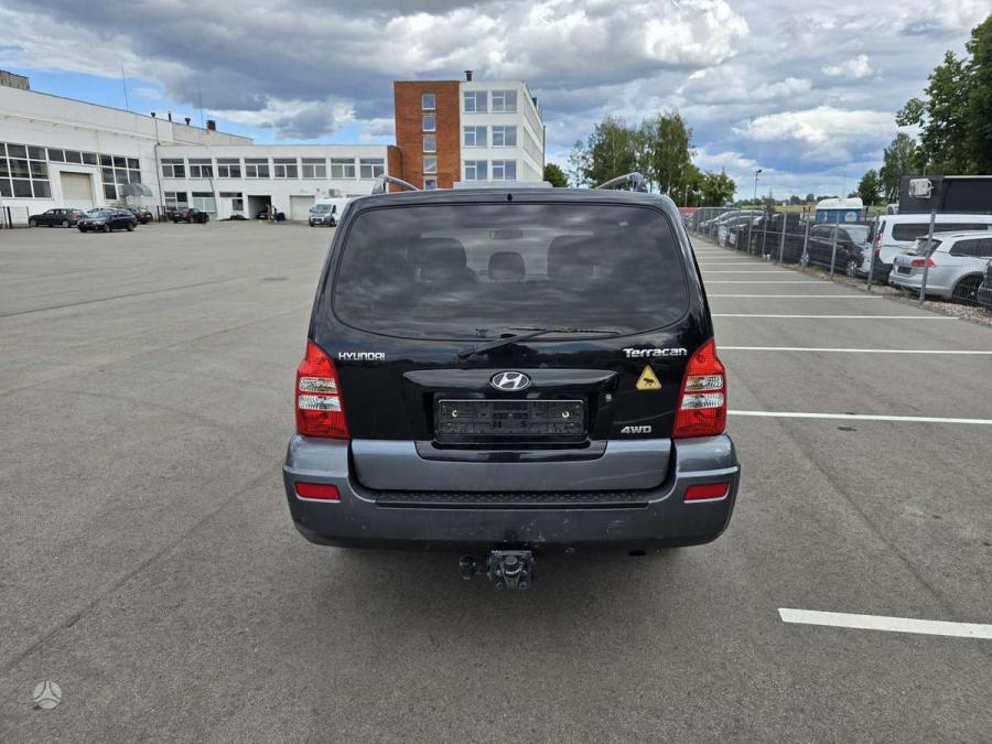 Black Hyundai Terracan 2004 in Marijampole, with an engine capacity of 2.90 L and mileage of 290 thousand km for 2999 €, photo 6 on AUTOMOTO.COM.LV