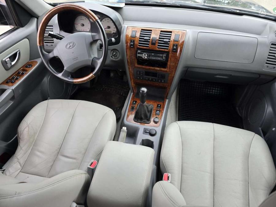 Black Hyundai Terracan 2004 in Marijampole, with an engine capacity of 2.90 L and mileage of 290 thousand km for 2999 €, photo 14 on AUTOMOTO.COM.LV
