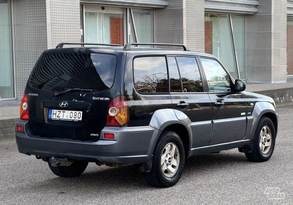 Hyundai Terracan 2004 in Vilnius on AUTOMOTO.COM.LV Black Hyundai Terracan 2004 in Vilnius, with an engine capacity of 2.90 L and mileage of 400 thousand km for 2000 €, photo 4 on AUTOMOTO.COM.LV