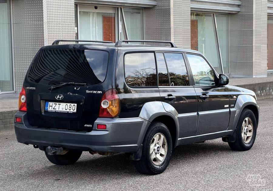 Melns Hyundai Terracan 2004 Viļņa, ar dzinēja tilpumu 2.90 L un nobraukumu 400 tūkst. km par 2000 €, foto 4 vietnē AUTOMOTO.COM.LV