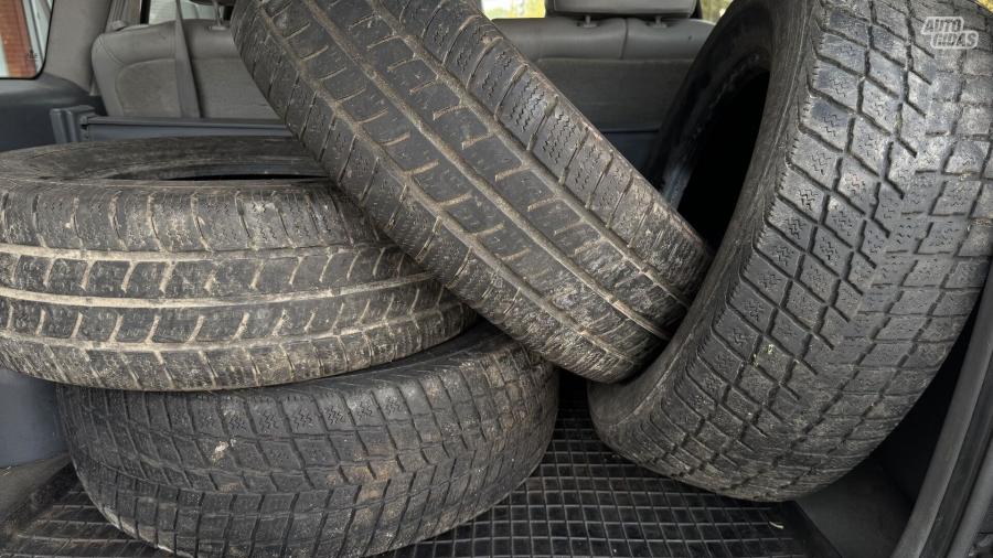 Melns Hyundai Terracan 2004 Viļņa, ar dzinēja tilpumu 2.90 L un nobraukumu 400 tūkst. km par 2000 €, foto 10 vietnē AUTOMOTO.COM.LV