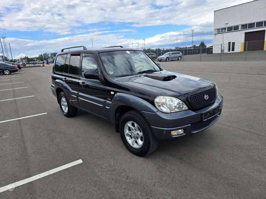 Black Hyundai Terracan 2005 in Marijampole, with an engine capacity of 2.90 L and mileage of 290 thousand km for 3100 €, photo 4 on AUTOMOTO.COM.LV