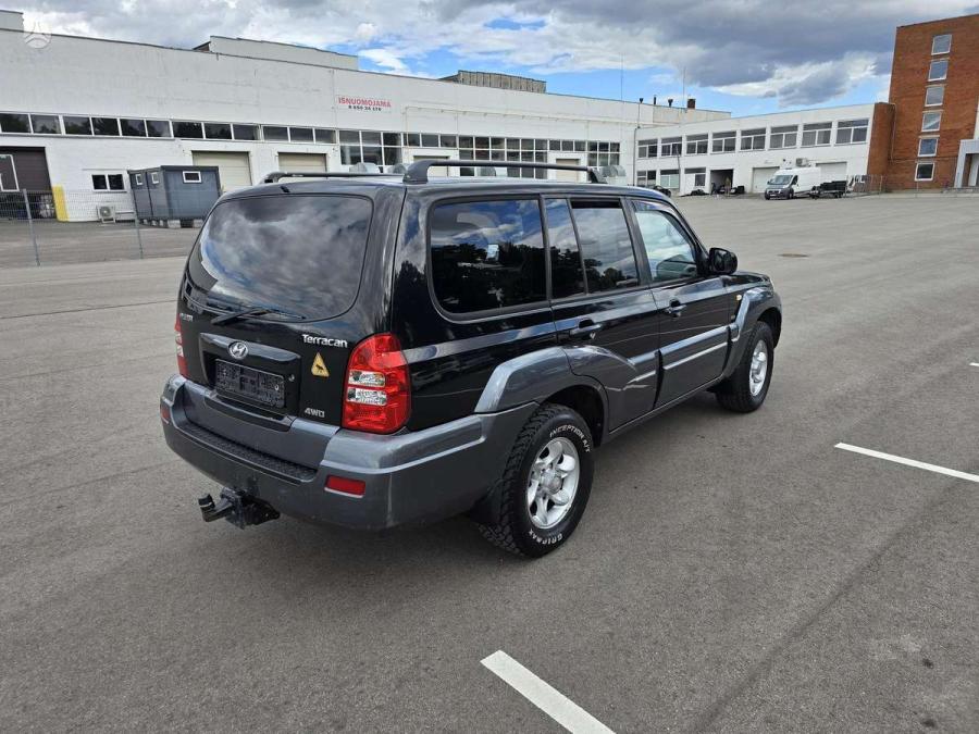 Black Hyundai Terracan 2005 in Marijampole, with an engine capacity of 2.90 L and mileage of 290 thousand km for 3100 €, photo 5 on AUTOMOTO.COM.LV