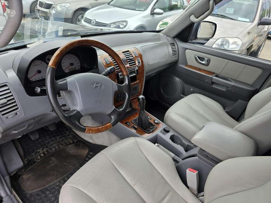 Black Hyundai Terracan 2005 in Marijampole, with an engine capacity of 2.90 L and mileage of 290 thousand km for 3100 €, photo 12 on AUTOMOTO.COM.LV