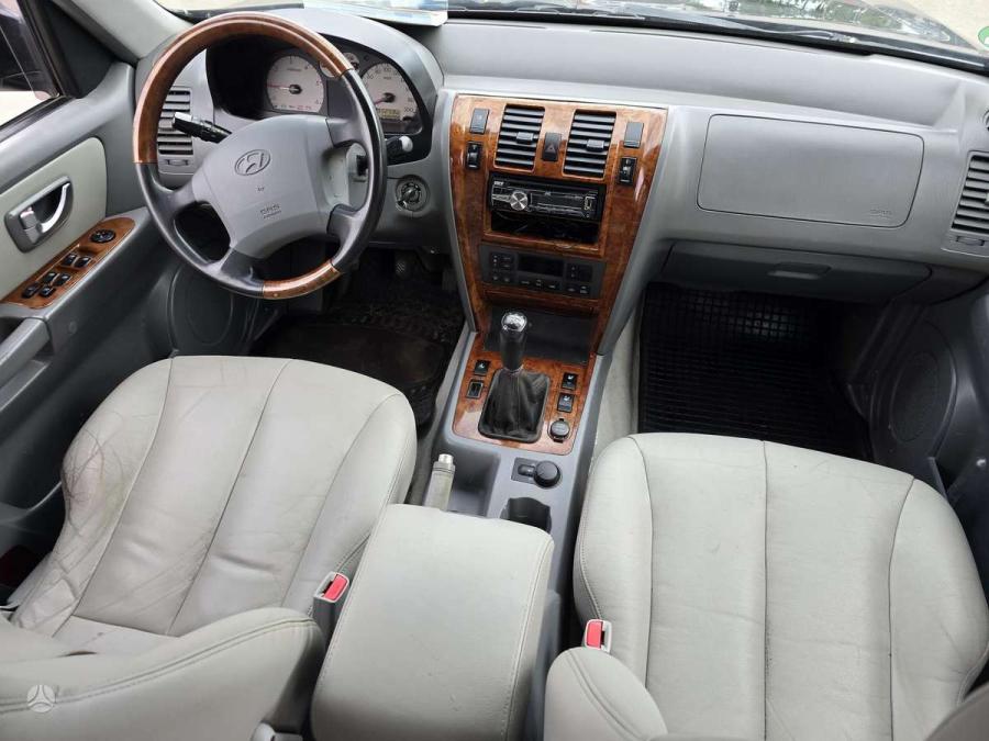 Black Hyundai Terracan 2005 in Marijampole, with an engine capacity of 2.90 L and mileage of 290 thousand km for 3100 €, photo 14 on AUTOMOTO.COM.LV