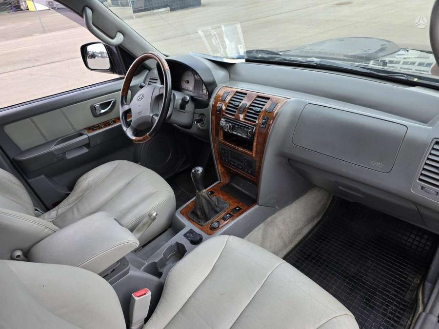 Black Hyundai Terracan 2005 in Marijampole, with an engine capacity of 2.90 L and mileage of 290 thousand km for 3100 €, photo 15 on AUTOMOTO.COM.LV