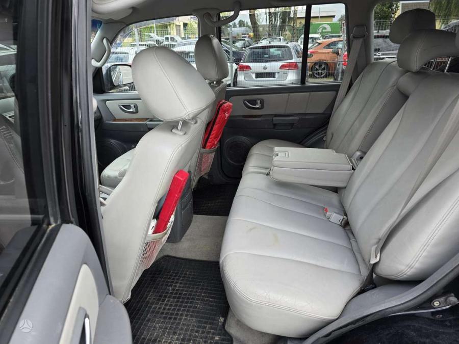 Black Hyundai Terracan 2005 in Marijampole, with an engine capacity of 2.90 L and mileage of 290 thousand km for 3100 €, photo 16 on AUTOMOTO.COM.LV