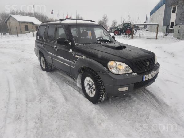 Black Hyundai Terracan 2006 in Rezekne, with an engine capacity of 2.90 L and mileage of 249 thousand km for 3050 €, photo 2 on AUTOMOTO.COM.LV